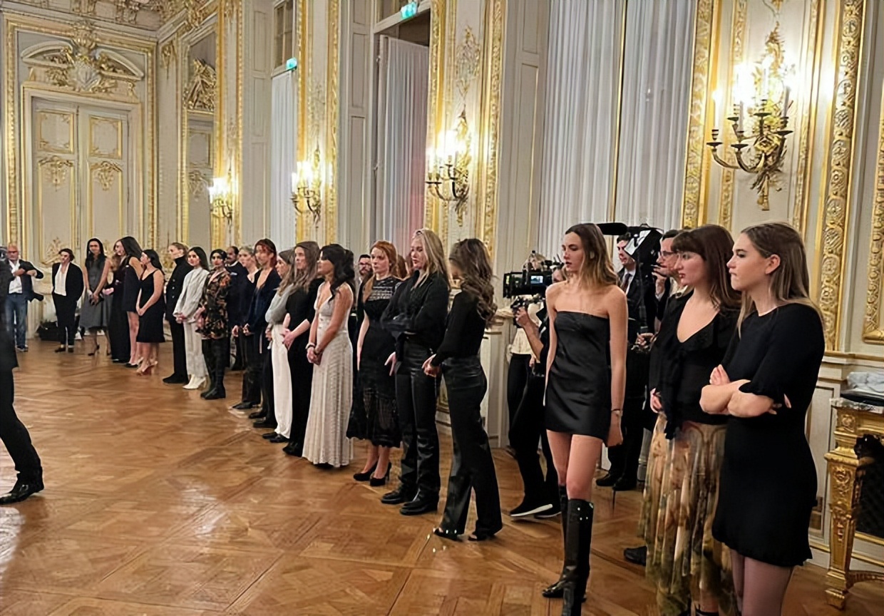 Gu Ailing participated in the Paris Ladies Ball Barefoot and took ...