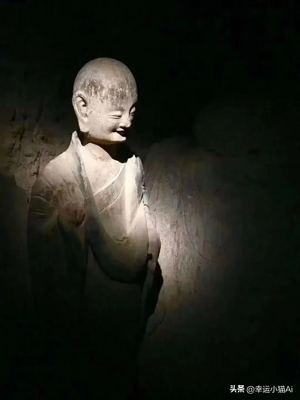 The statue of Maijishan, the shallow smile that has passed through the ...