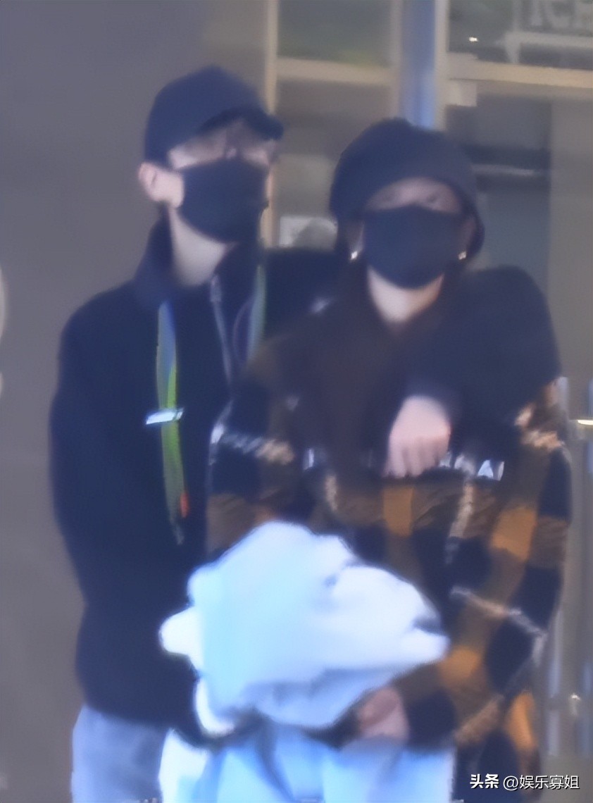 Xu Song and Feng Xi were photographed shopping, during which they kept ...