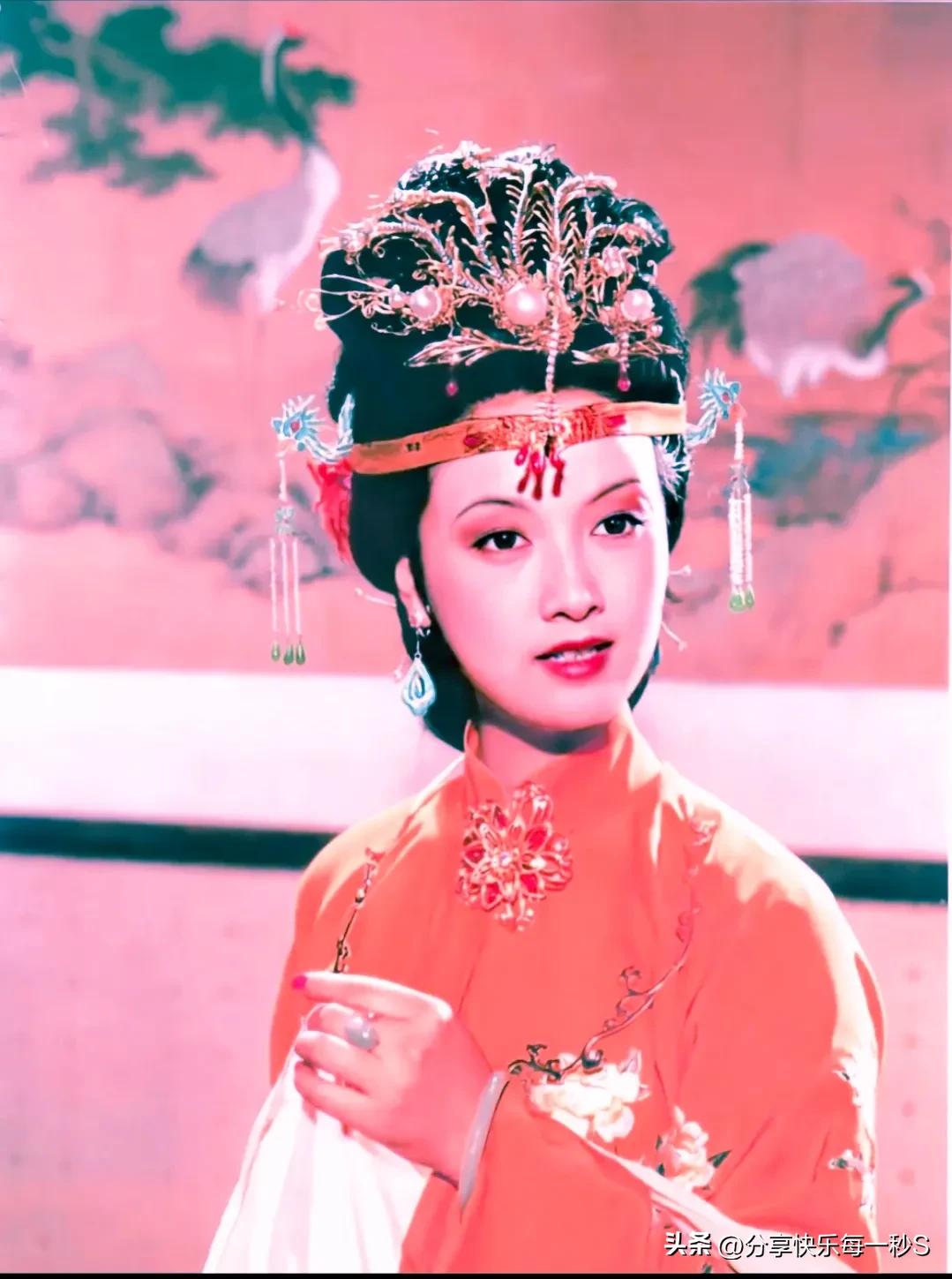 A pair of red and phoenix triangular eyes is the description of Wang ...