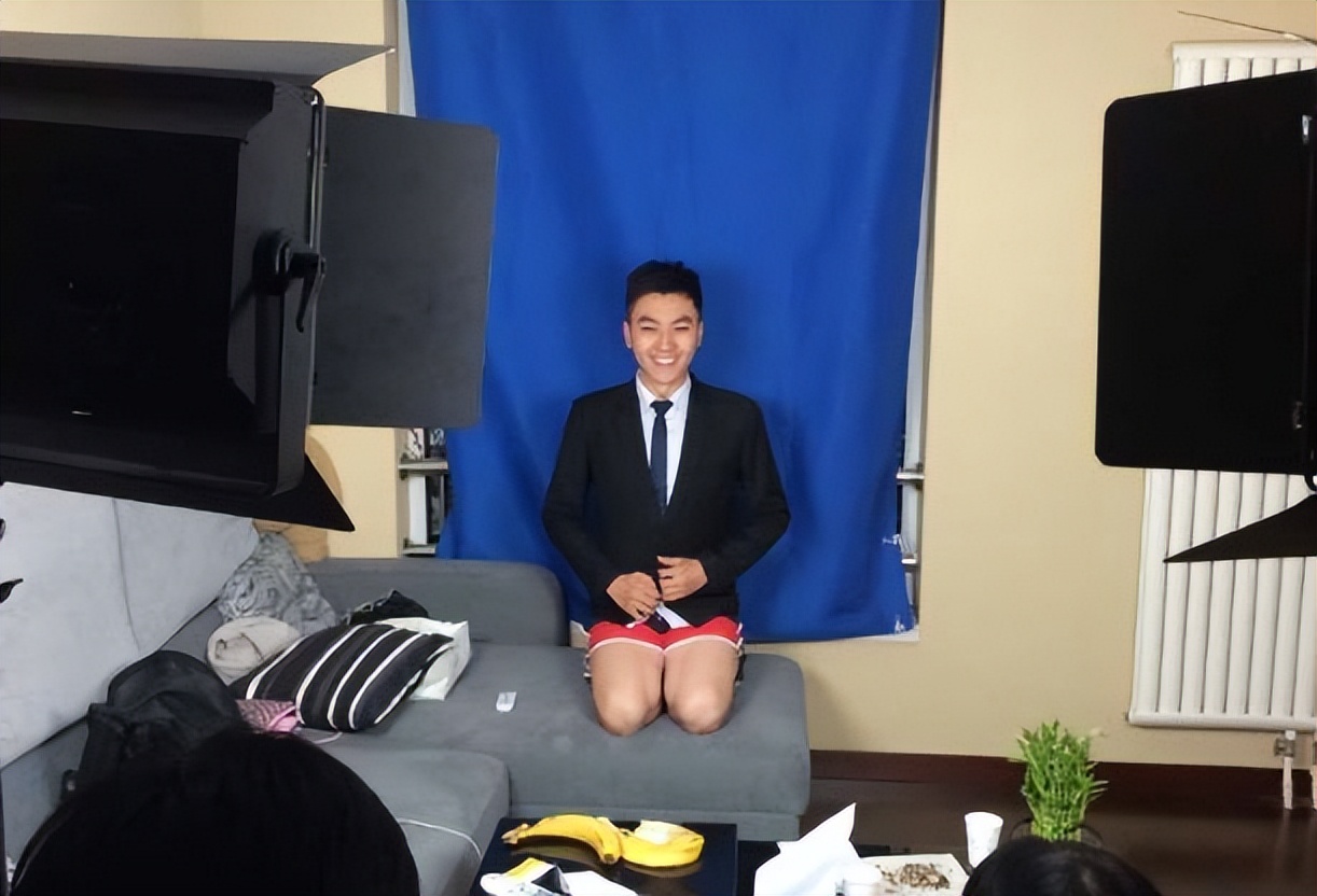 How is Li Zepeng, the most handsome host of CCTV who starred in a corrupt drama? - iNEWS