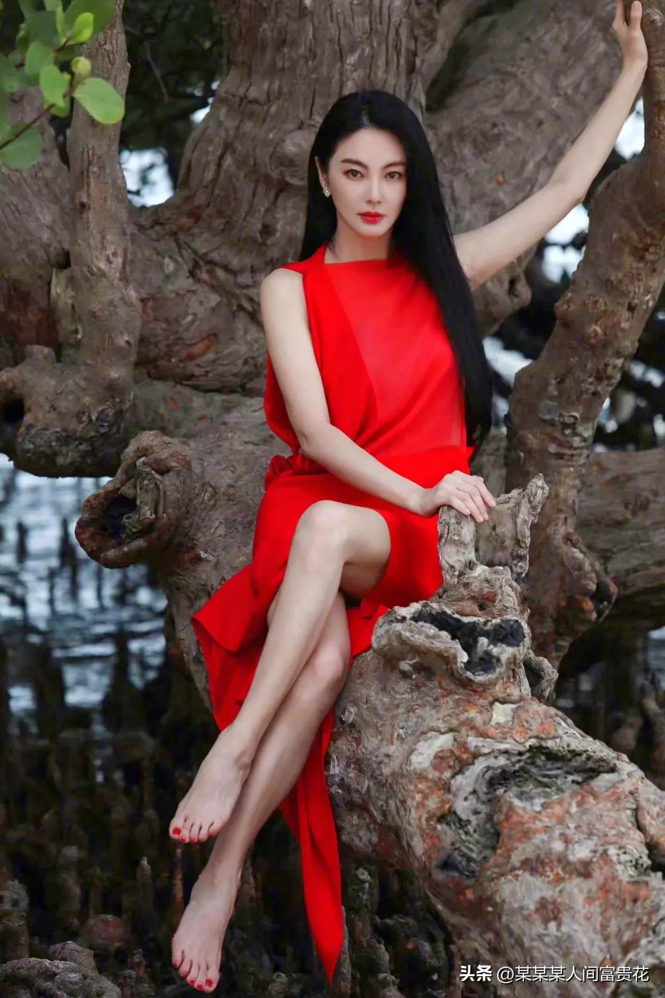 Zhang Yuqi's red dress and bare feet are so beautiful - iMedia