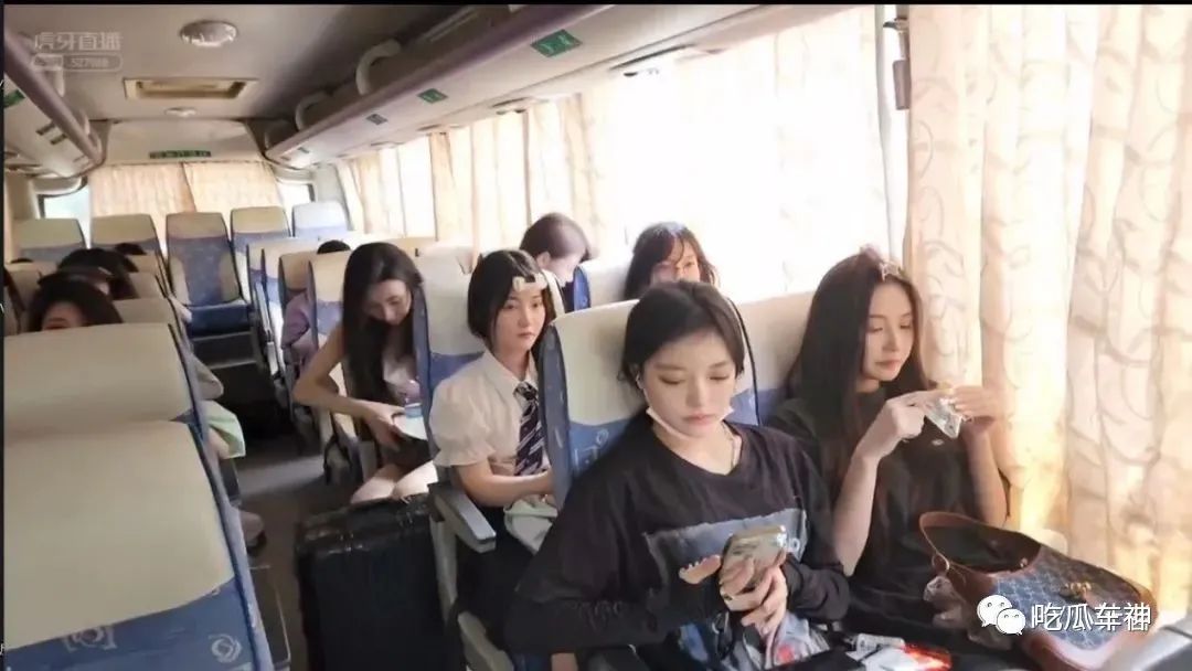 Tong Jincheng traveled with his 15 female anchors, the barrage was full ...