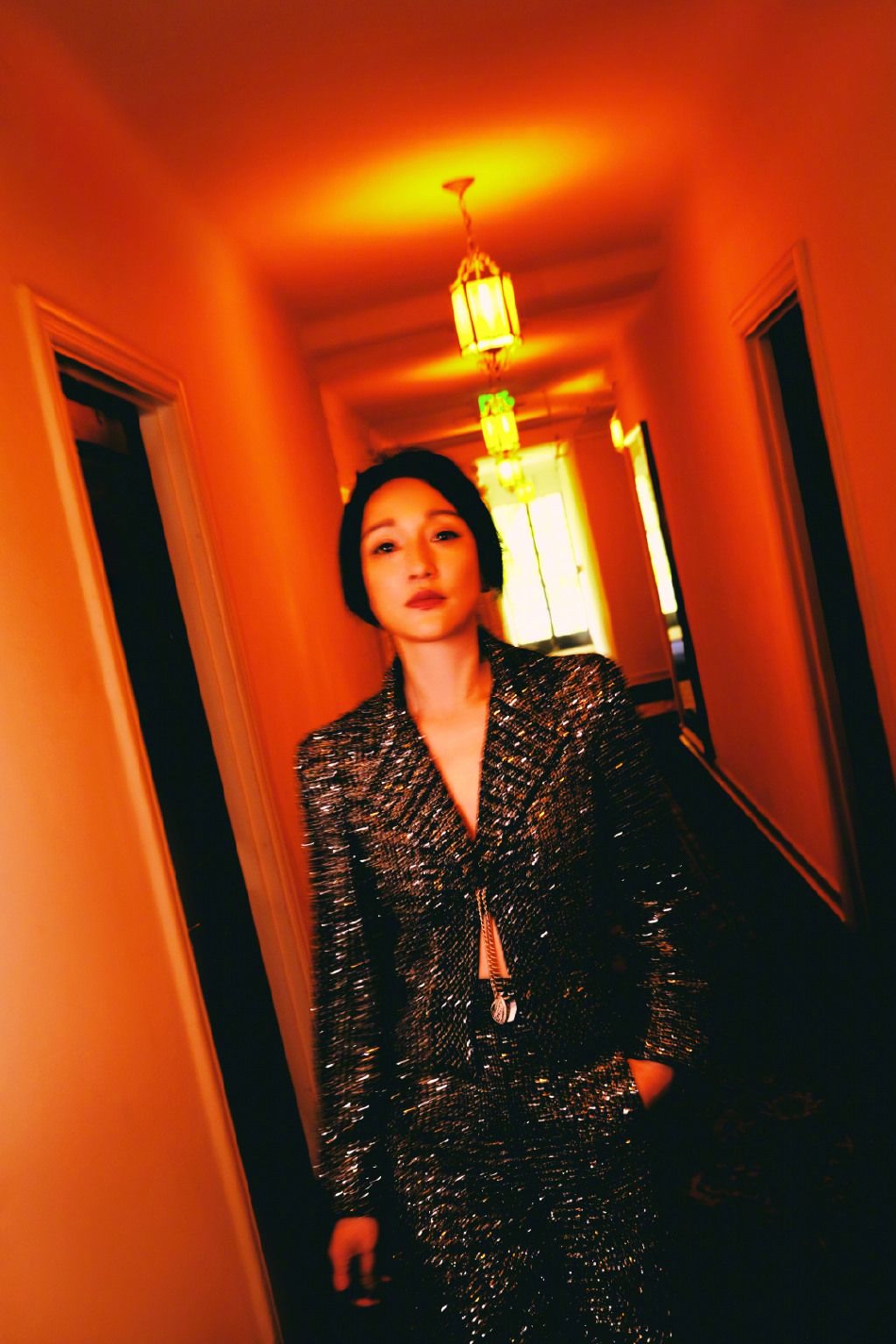 Full of style! Zhou Xun's lazy style is super eye-catching - iNEWS