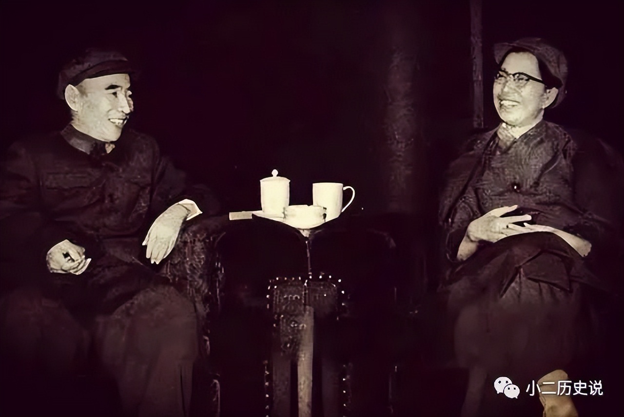 Jiang Qing and Lin Biao took a group photo, Jiang Qing crossed his legs ...