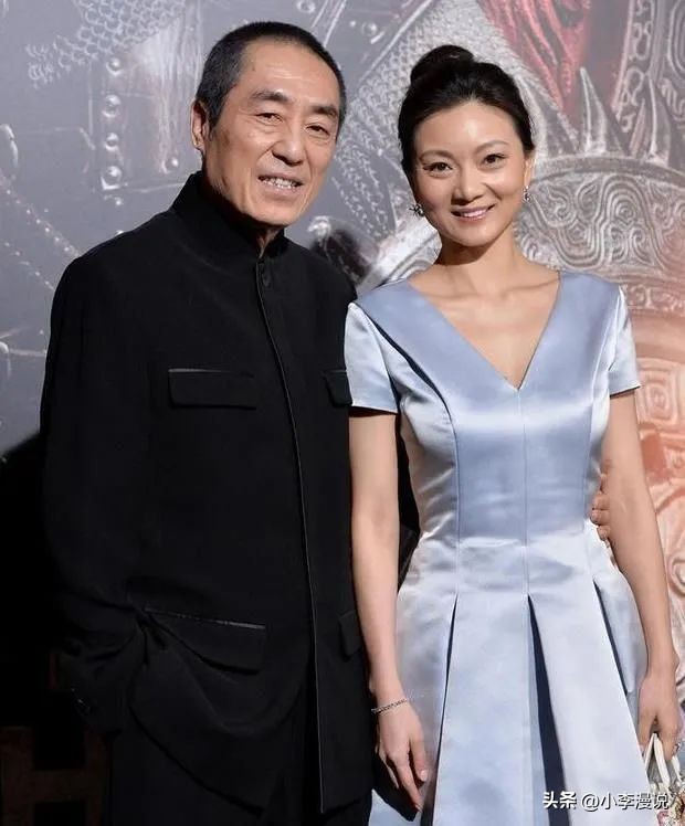 Zhang Yimou took a family photo in a mansion, he was full of white hair ...