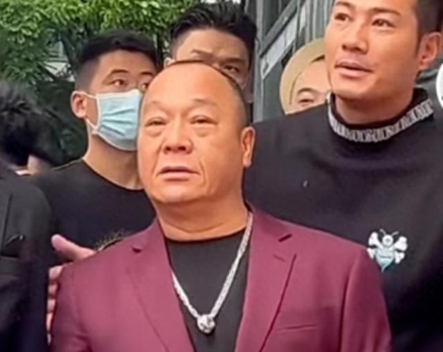 Huang Junfeng is recovering well from his injury. Thanks to Louis Koo for his help! - iMedia