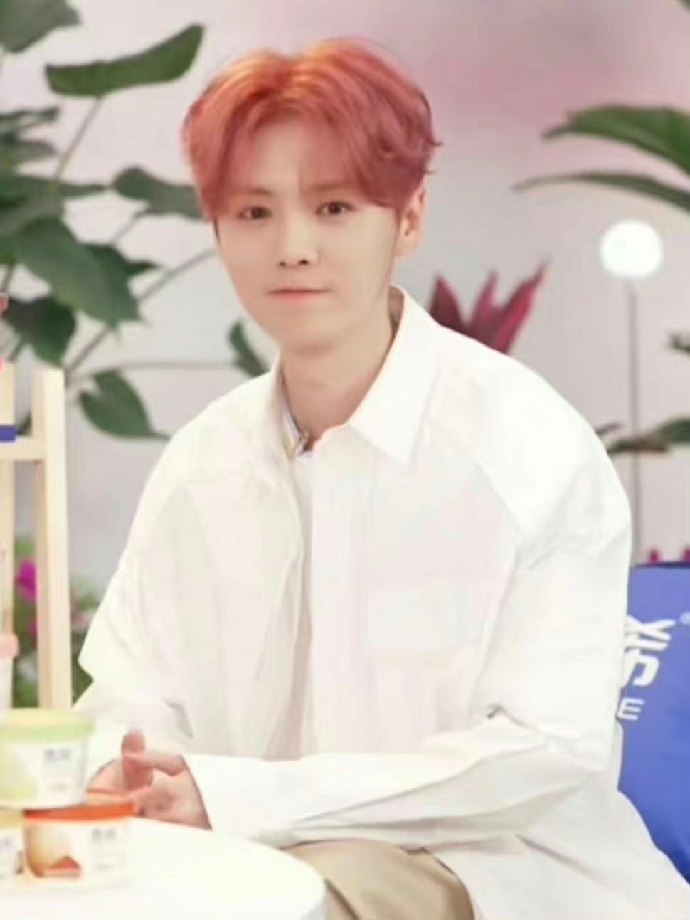 Luhan dyed her pink hair, causing another wave of heated discussions ...