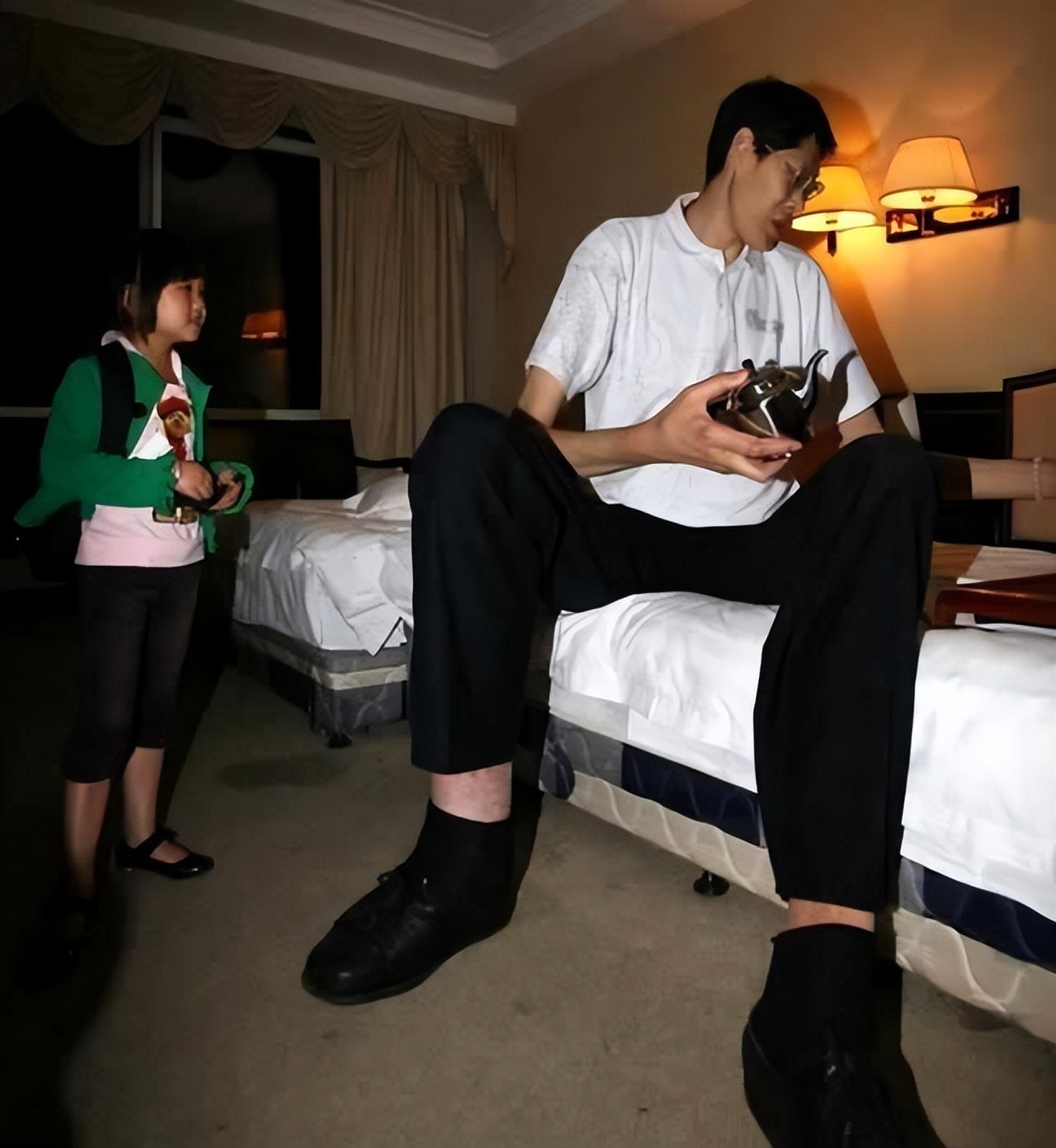 Zhang Juncai, Asia's No. 1 giant: He is 2.42 meters tall and has been ...