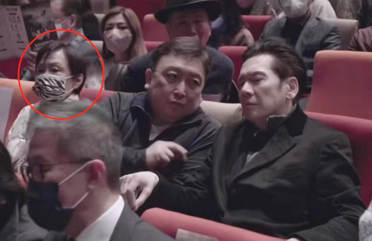 Wang Jinghan attended the event with his wife and daughter. His wife ...