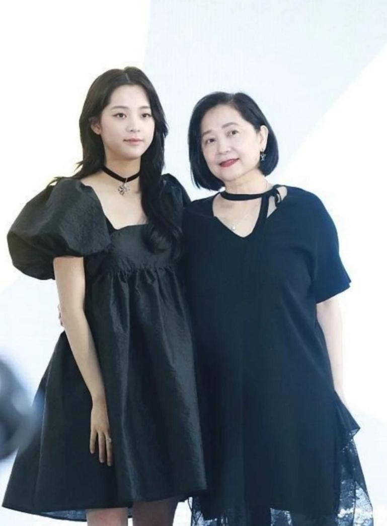 How powerful are the genes of the star mother and daughter, who ...