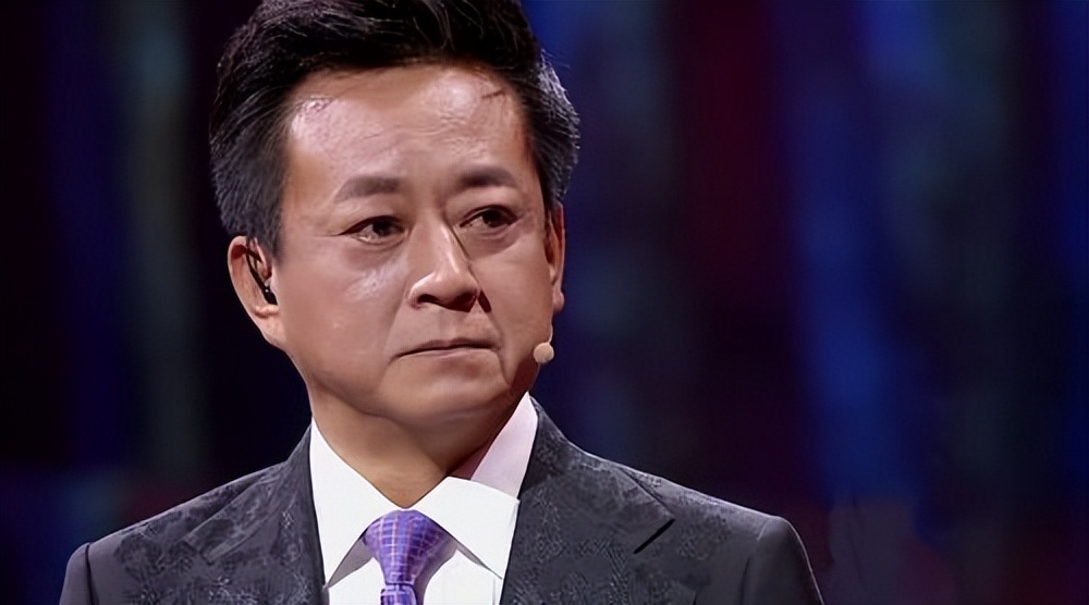 At the age of 58, Zhu Jun returned to CCTV. He dressed up carefully but ...
