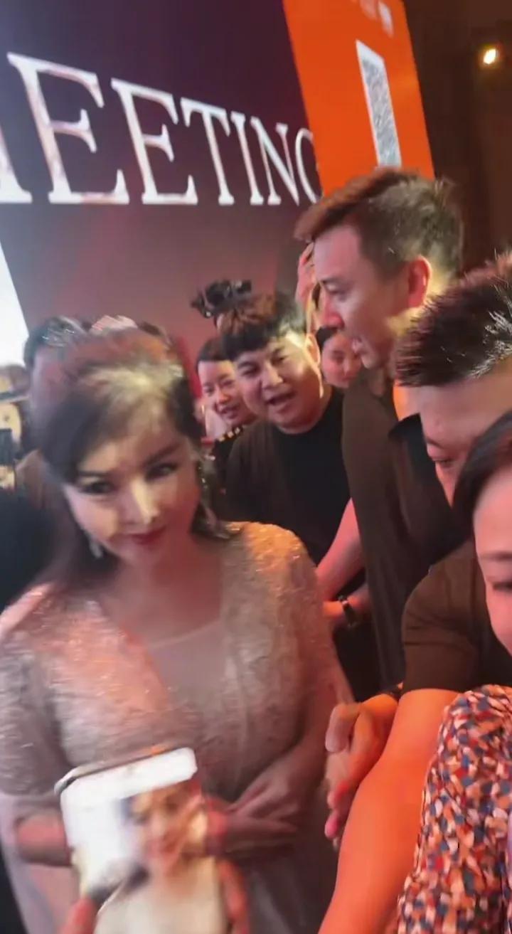 In recent photos, Yu Wenhong looks like she is in her 30s. Netizen: She ...