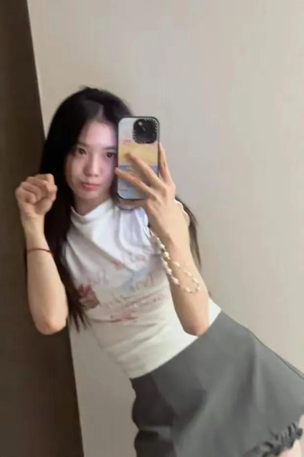 The playful girl in the mirror, Liu Haocun's cute selfie is heart ...