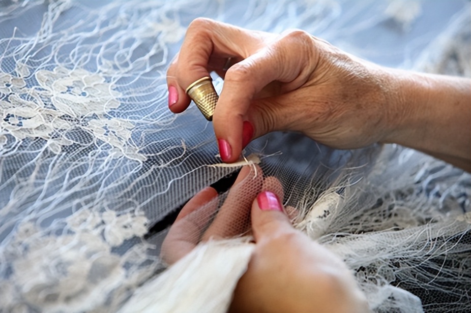 Why is it so expensive?The Secrets of French Leavers Lace - iNEWS