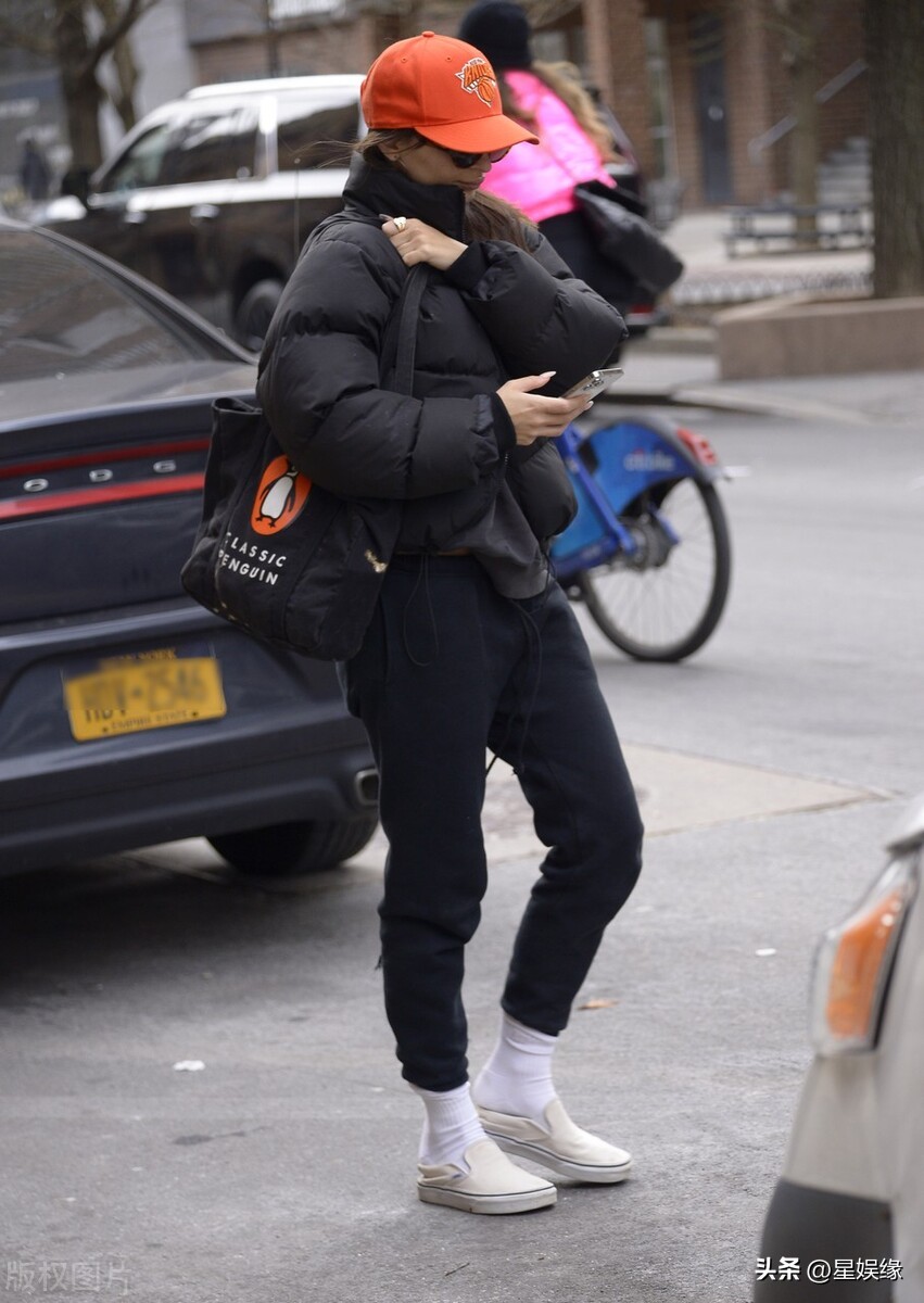 Emily Ratajkowski is wearing a black short bread jacket + sports pants ...