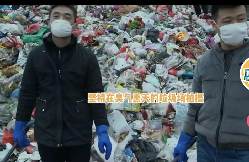 Zhang Yi rummaged through the garbage and entered the smelly ditch on ...