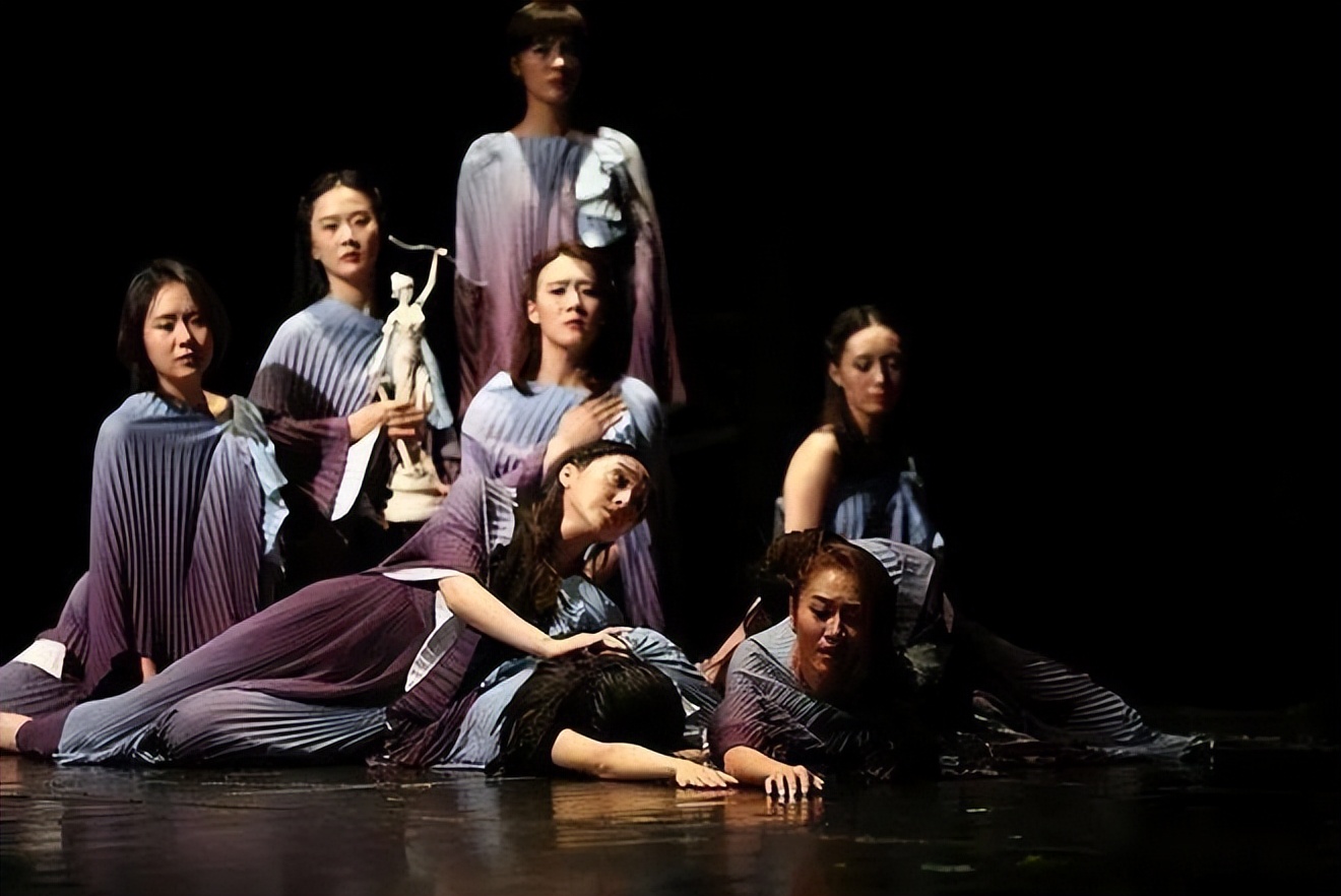 Analyzing the essence and development of ancient Greek comedy from the ...