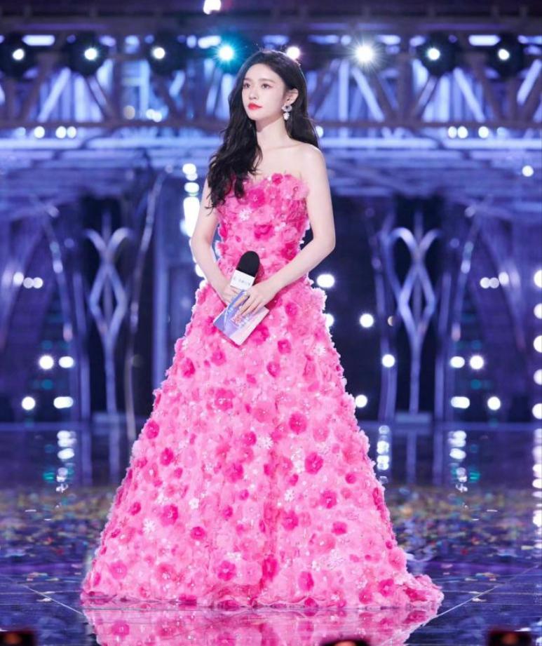 Lin Yun's cross-border host looks so beautiful, wearing a rose red tube ...