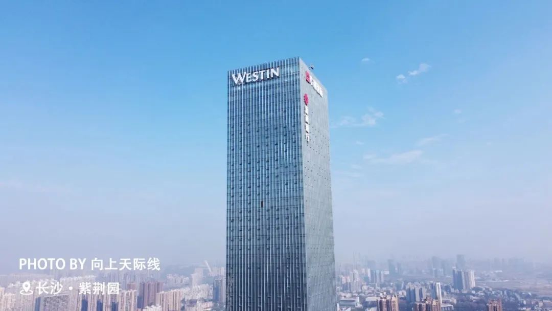 300 meters high hotel!Changsha "Westin Hotel" completed sign hanging ...