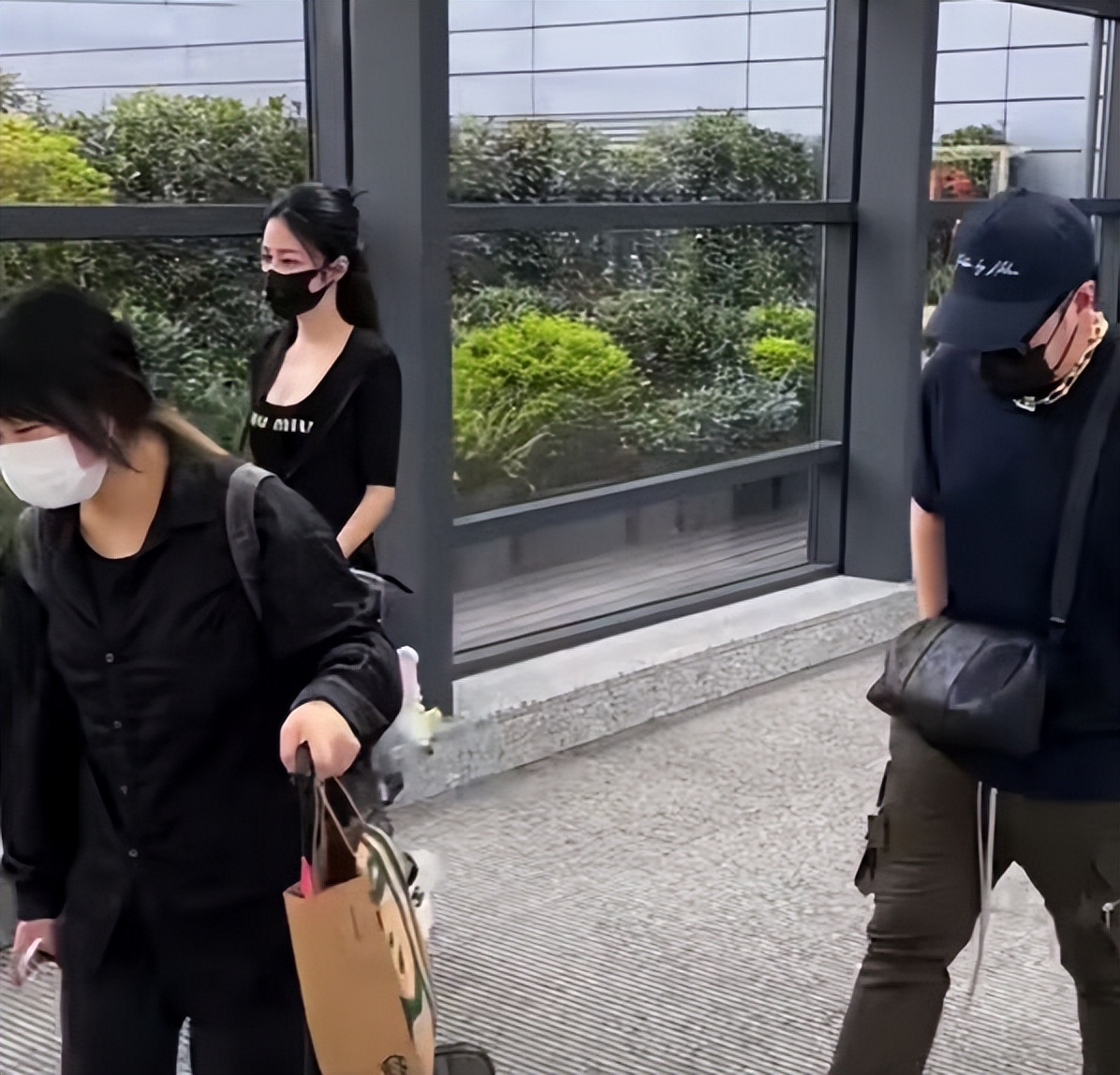 Wilber Pan and Xuanyun appeared at the airport, Xuanyun pushed the ...