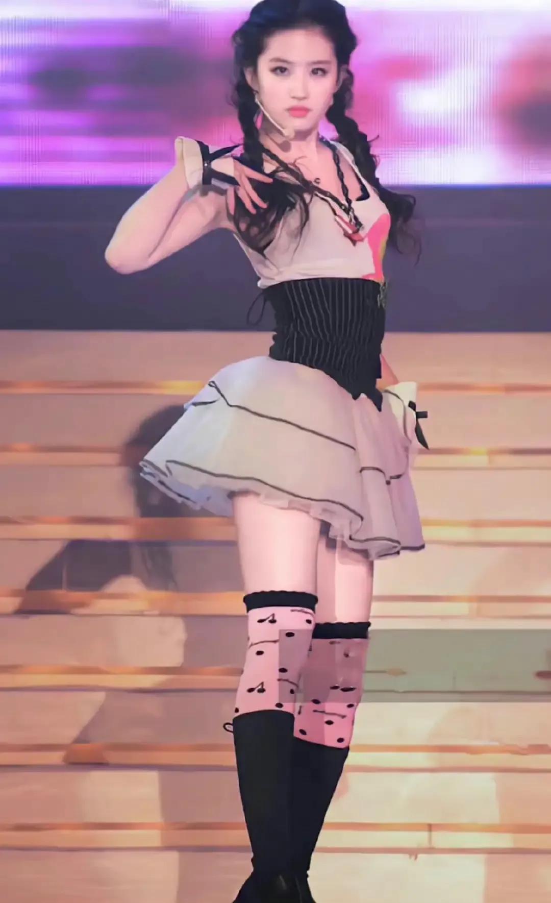 At the age of 19, Liu Yifei's cuteness in women's group style clothing exploded - iMedia