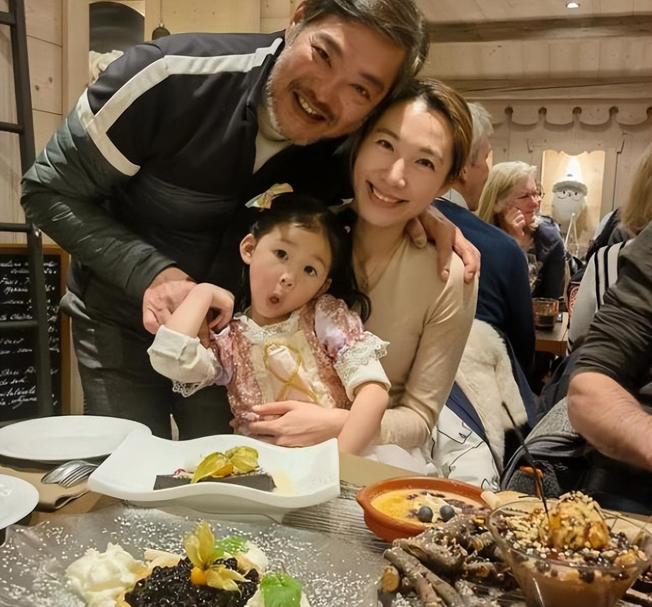 He Chaoqiong attended the family dinner of wealthy businessman Zeng Wenhao, and his goddaughter ...