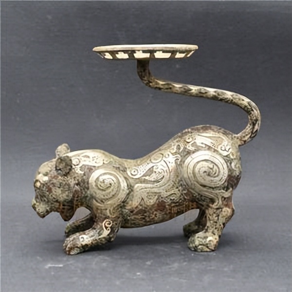 The woman took the ancestral jade seal to appraise the treasure. After the expert appraised it ...