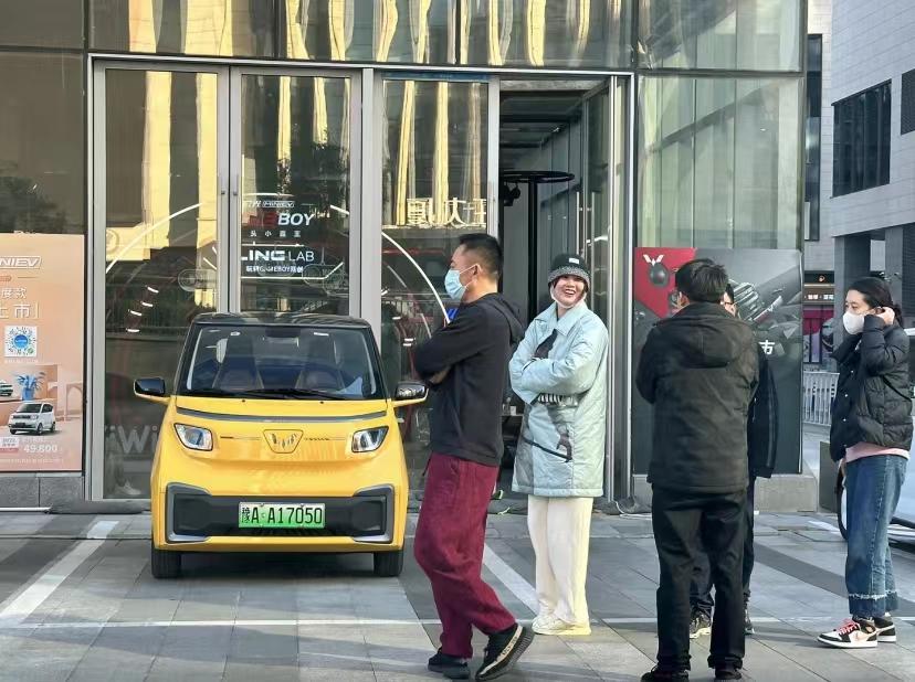 55-year-old Hou Yong bought a car for his third wife!The wife is ...