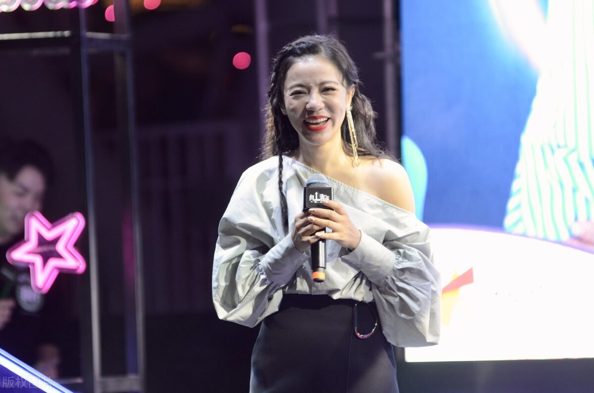 Ding Dang and fans sang live, warm - iNEWS