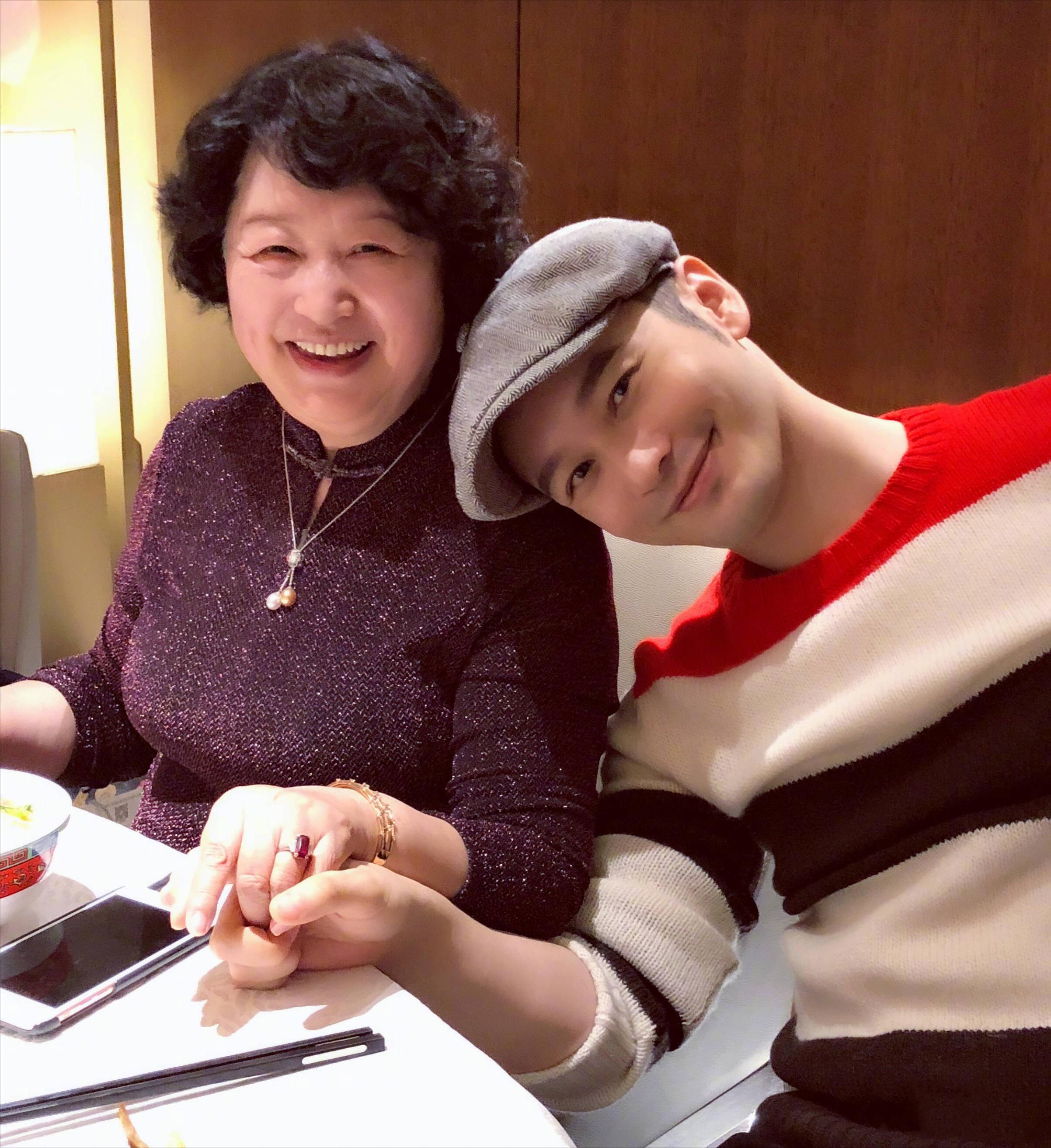 Huang Xiaoming's mother, Zhang Suxia: She saved her son's marriage, but ...