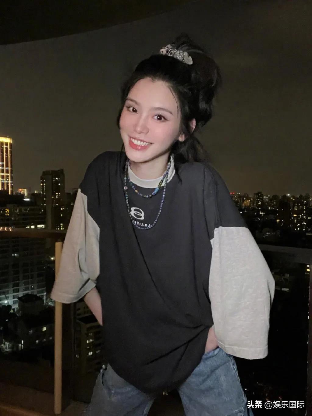 Xi Mengyao puts on a high ponytail and smiles sweetly in the mirror - iNEWS