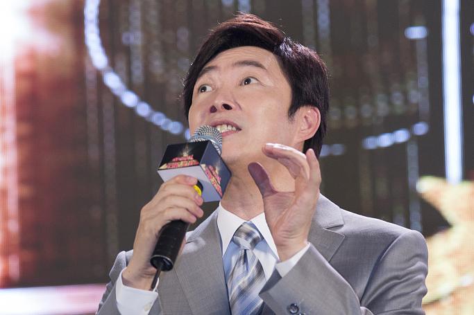 Zhang Weiping took advantage of the drunkenness and poked Zhao Benshan ...