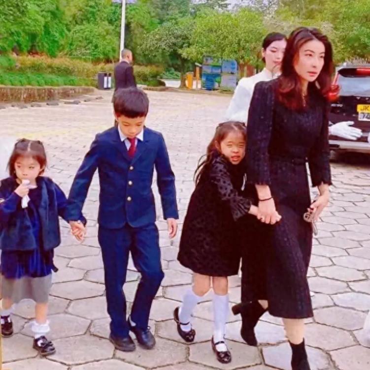 Huo Qigang and Guo Jingjing's family showed their charm at the event ...