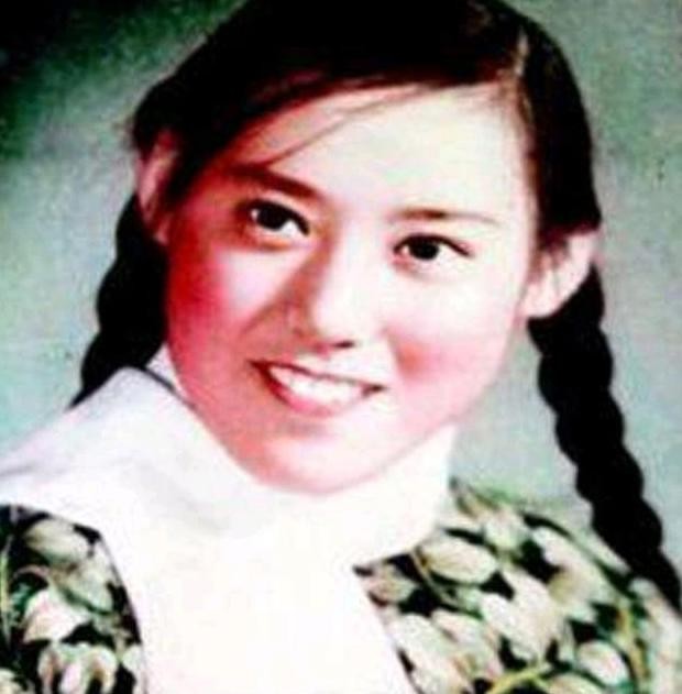 She is the daughter of Hu Die, the third wife of Li Zongren, and was ...