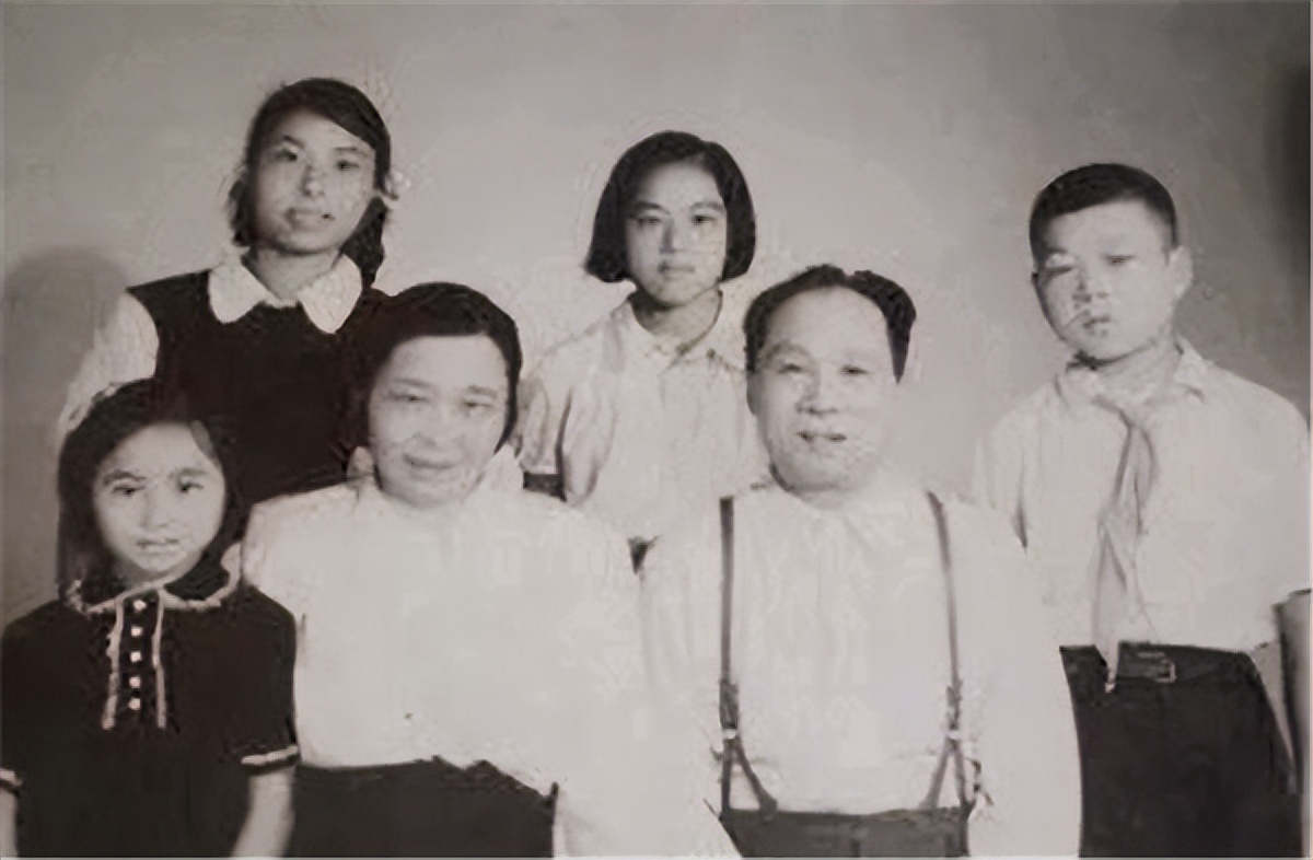 Li Zhen: From a child bride to become the first female general in New ...