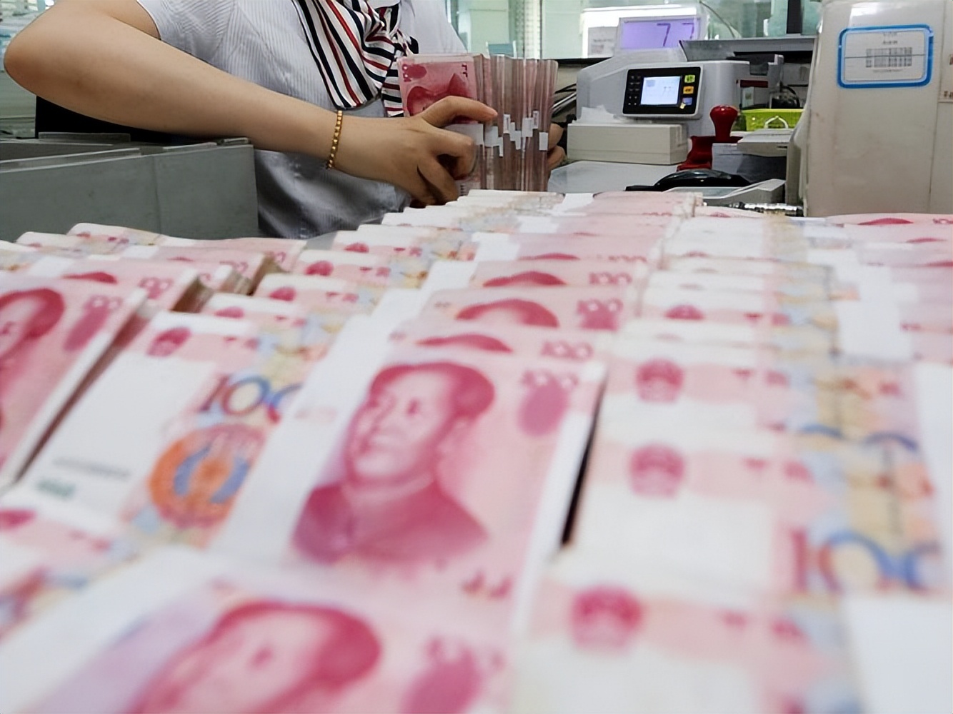 The two go to the bank at the same time, one deposit is 1 billion yuan ...