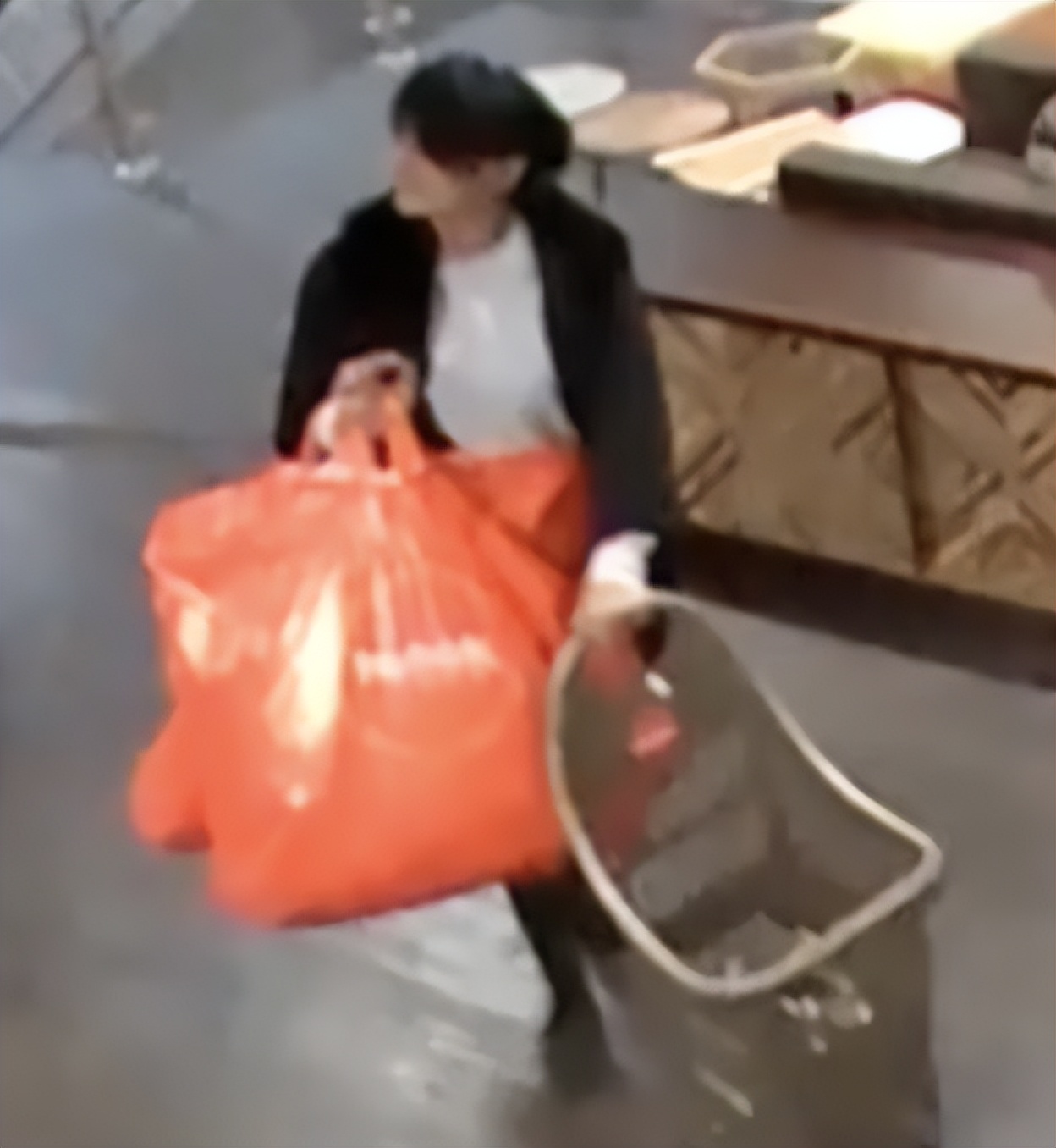 British women's store steals clothes and returns them, defrauding ...