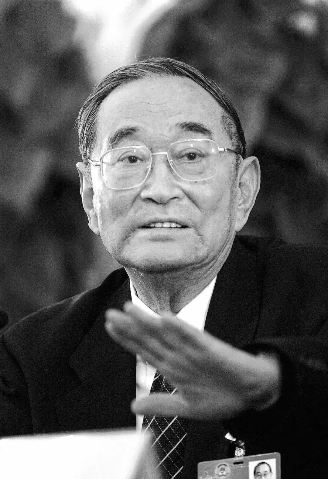 Whose hero is Li Yining? - iNEWS