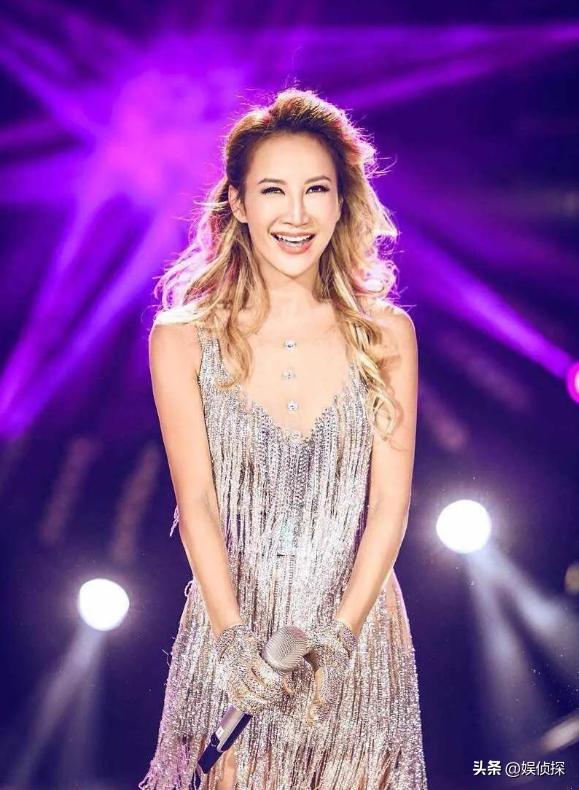 Coco Lee's posthumous photo was released for the first time. I wanted to wear her favorite white ...