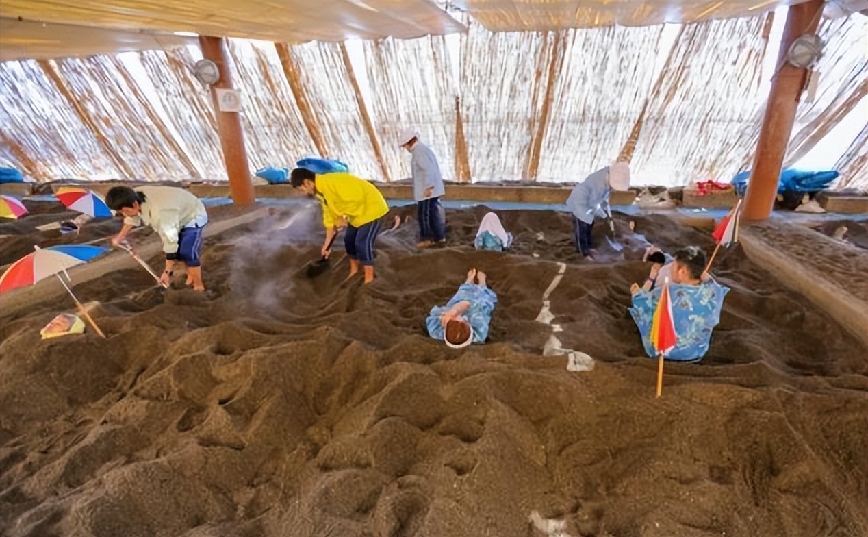 "Hot Spring Town Beppu" experience a different hot spring - sand bath ...