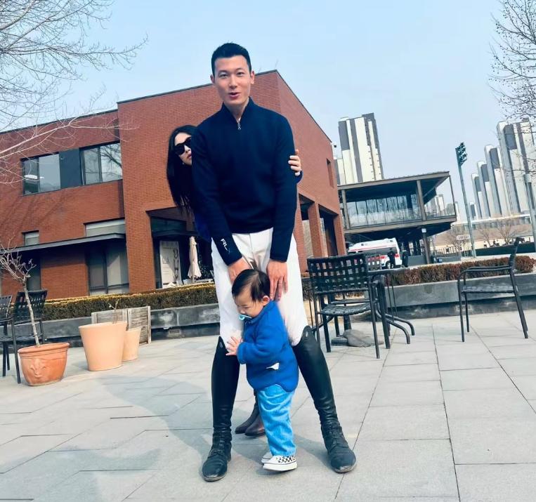 Zhu Zhu and his wife took their baby to the racecourse to celebrate the ...