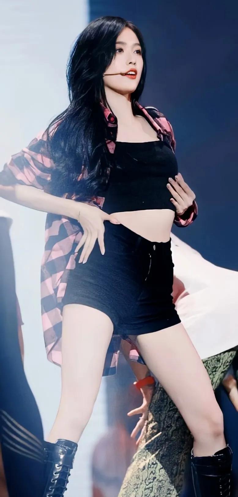 The spokesperson of Rocket Girl, Wu Xuanyi's perfect figure, long legs ...