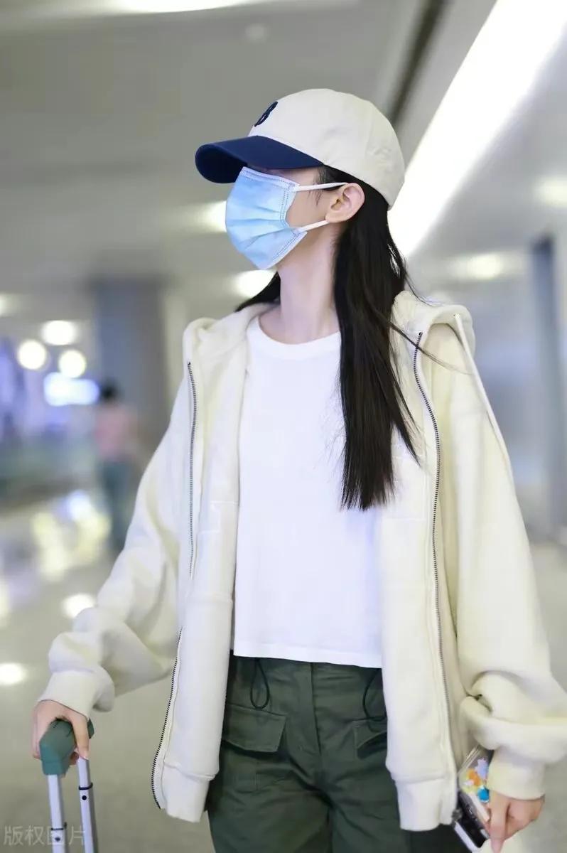 Zhou Ye is low-key and casual at Shanghai Airport, showing natural ...