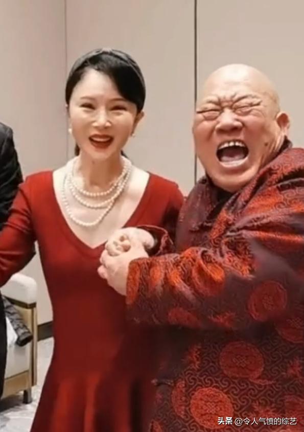 Disrespectful? First-class actor Du Xudong caused controversy! Holding ...