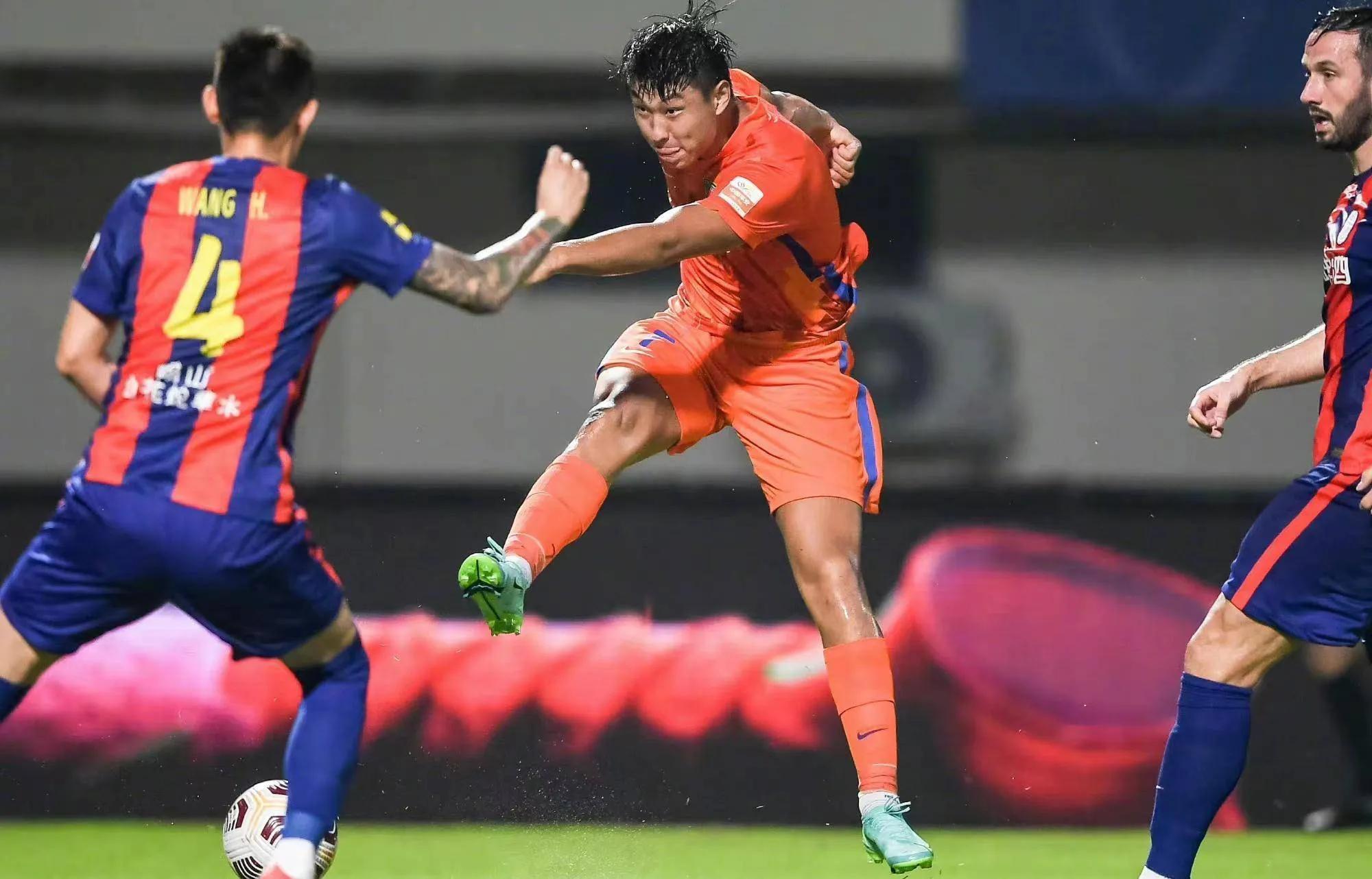 Tao Qianglong passed the ball accurately, Xu Haoyang followed up with a ...