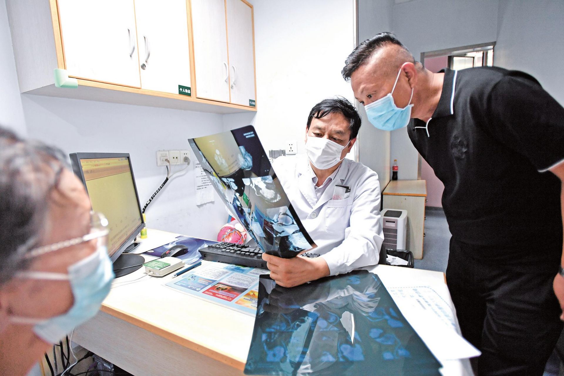 Lung cancer detected in a man with right shoulder pain for 6 months: 4 ...