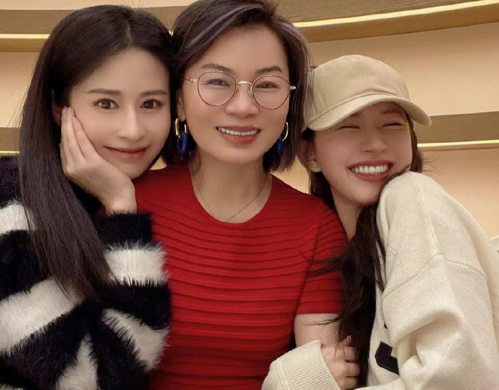 Yinger posts photos of a party with friends, and she is as beautiful as ...