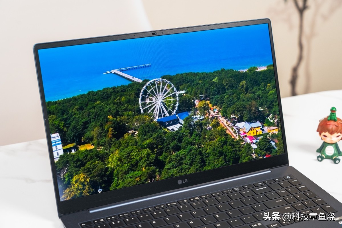 Weighing only 990g, LG gram SuperSlim further reduces the burden of ...