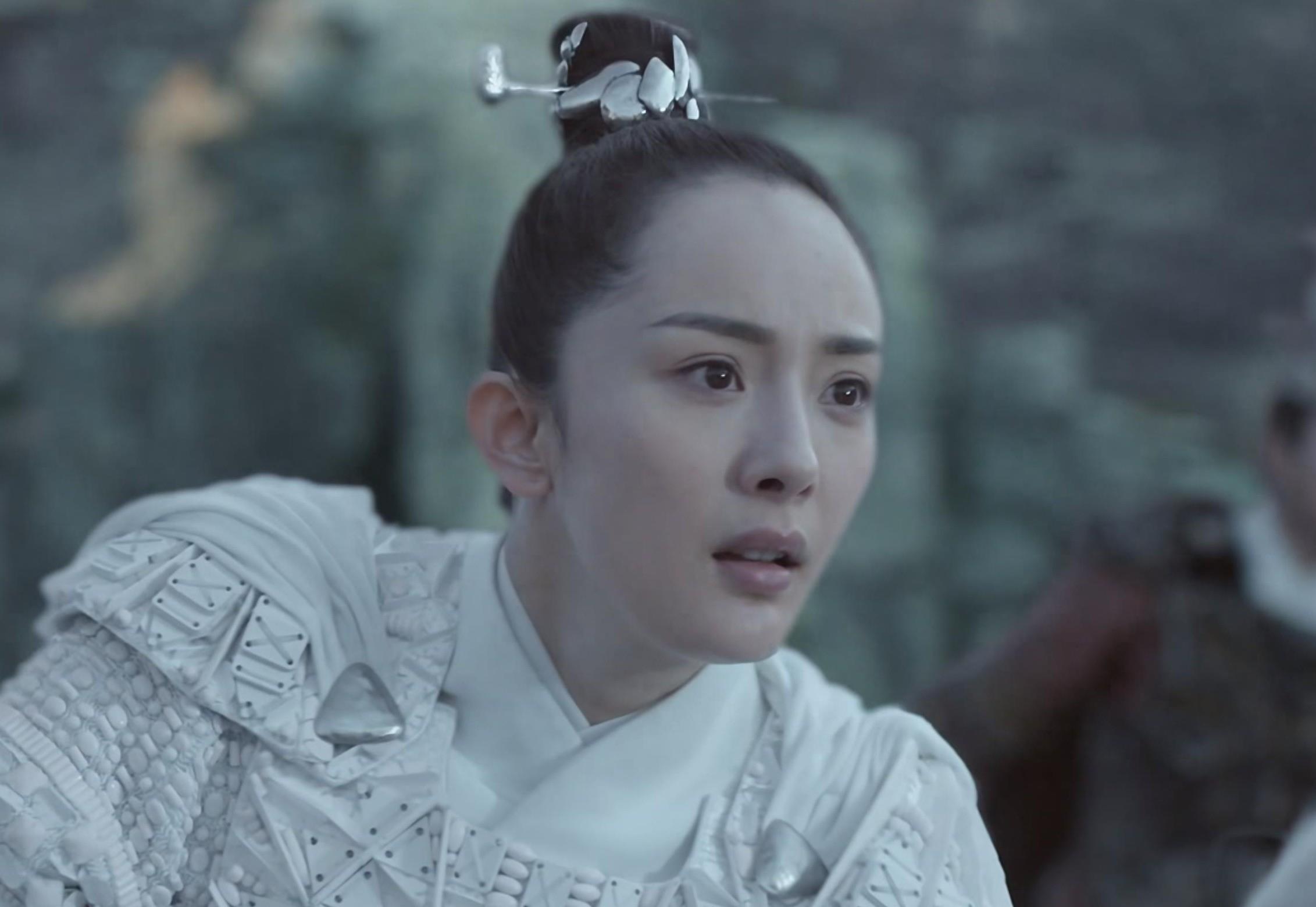 The beauty is embarrassed but doesn't even dare to show her forehead ...